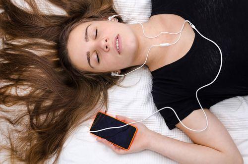 71 Percent Of Mobile Users Go To Sleep With Their Smartphones Next To ...